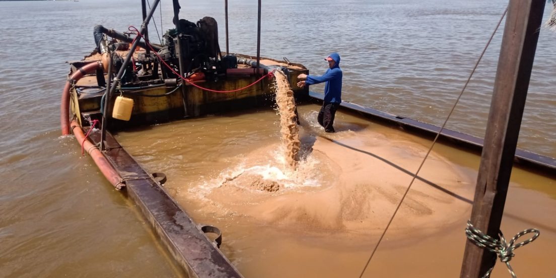 Semma usa drone e apreende draga retirando areia irregular do Rio Tocantins - ZÉ DUDU